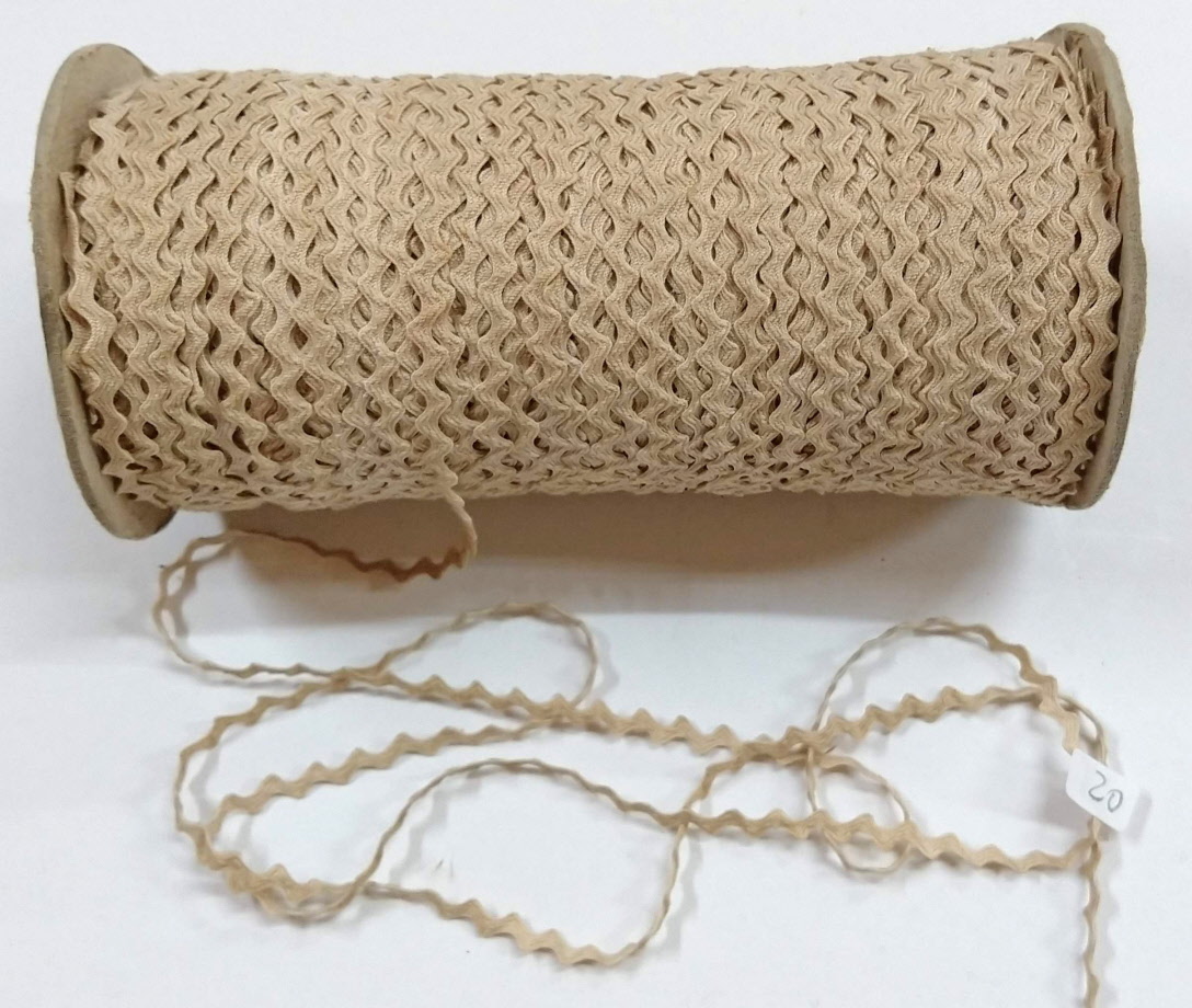 Ric-rac, cotton, old, soft, light beige, roll with 250 meters